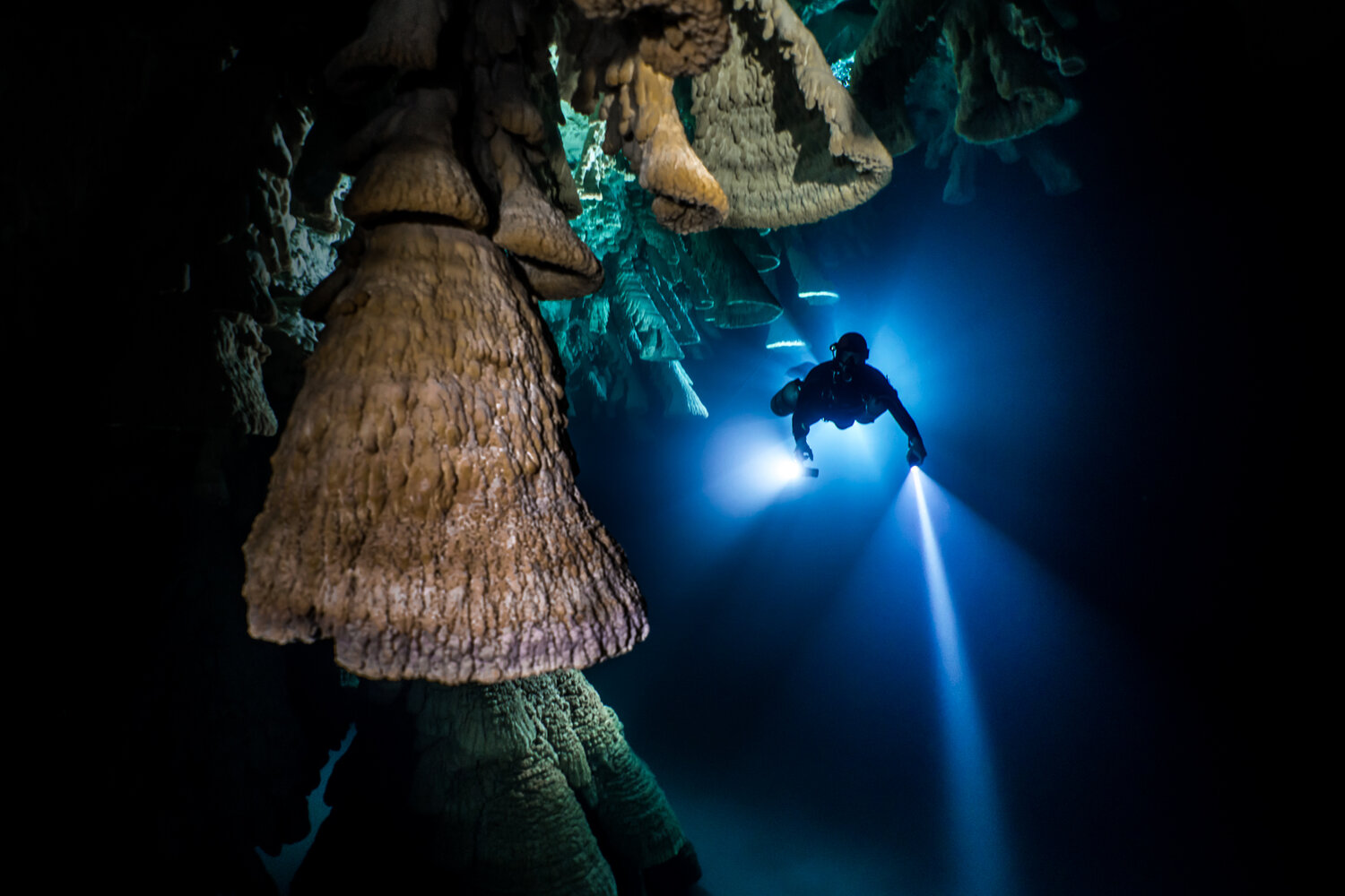 Scuba diver captures breathtaking labyrinth of underwater caves ...