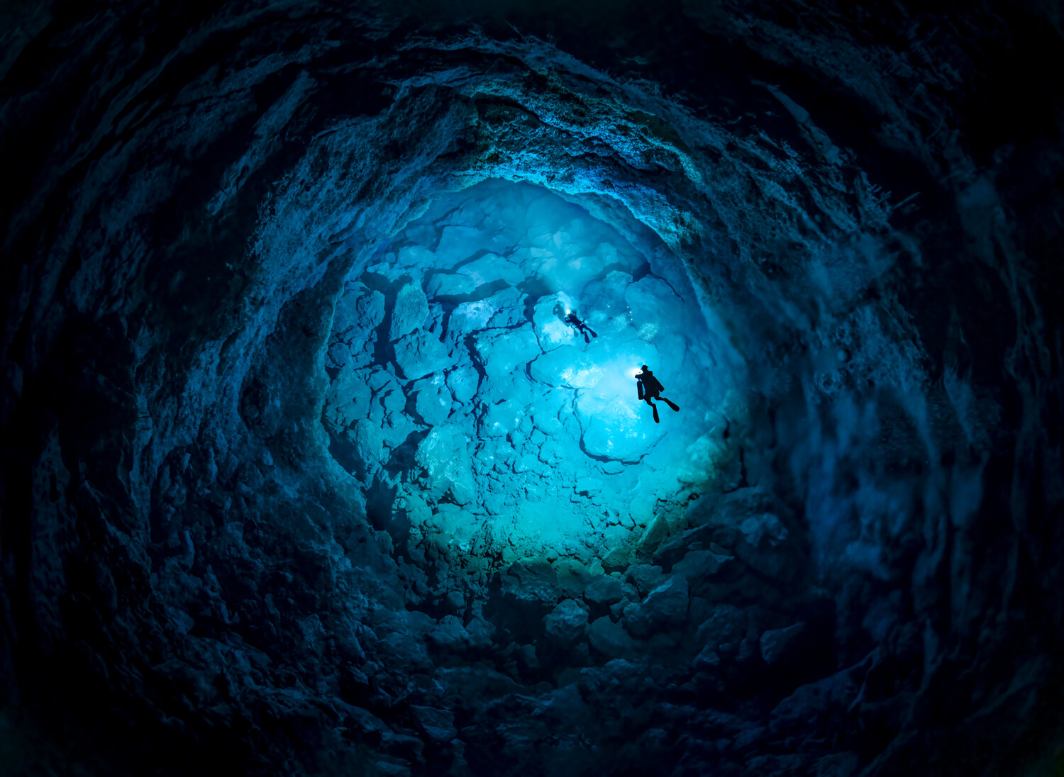 Scuba diver captures breathtaking labyrinth of underwater caves ...