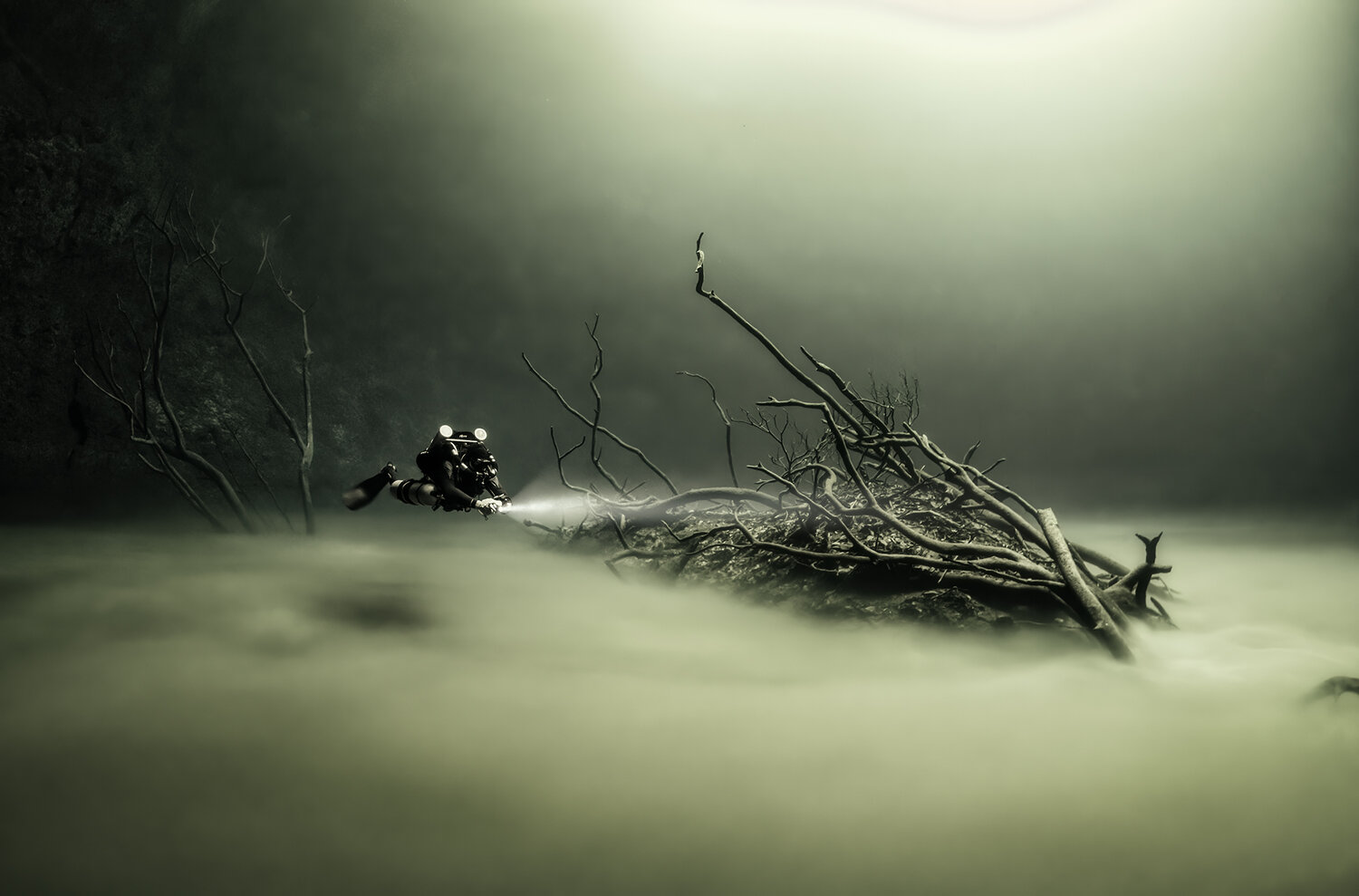 Scuba diver captures breathtaking labyrinth of underwater caves ...