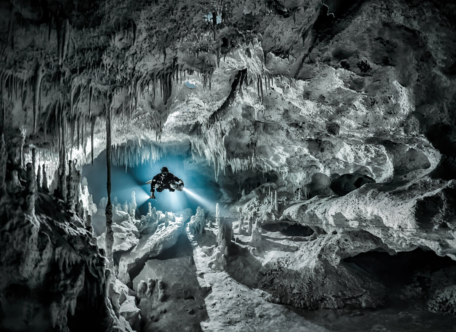 Scuba diver captures breathtaking labyrinth of underwater caves ...
