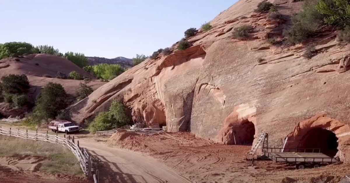 Man turns desert cave into 5,700 square foot off grid home : The ...