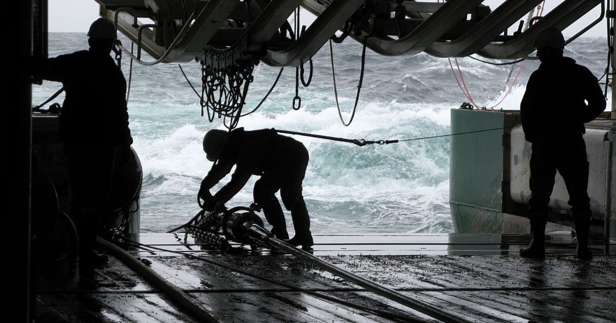 The Deep Sea 'Lifeline' That Keeps the Internet Connected - The Premier ...